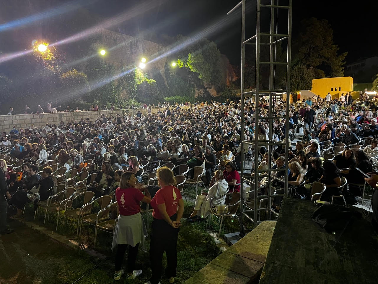 Θερμό χειροκρότημα απ´ όλους στον Βασίλη Σκουλά στην επιτυχημένη ...