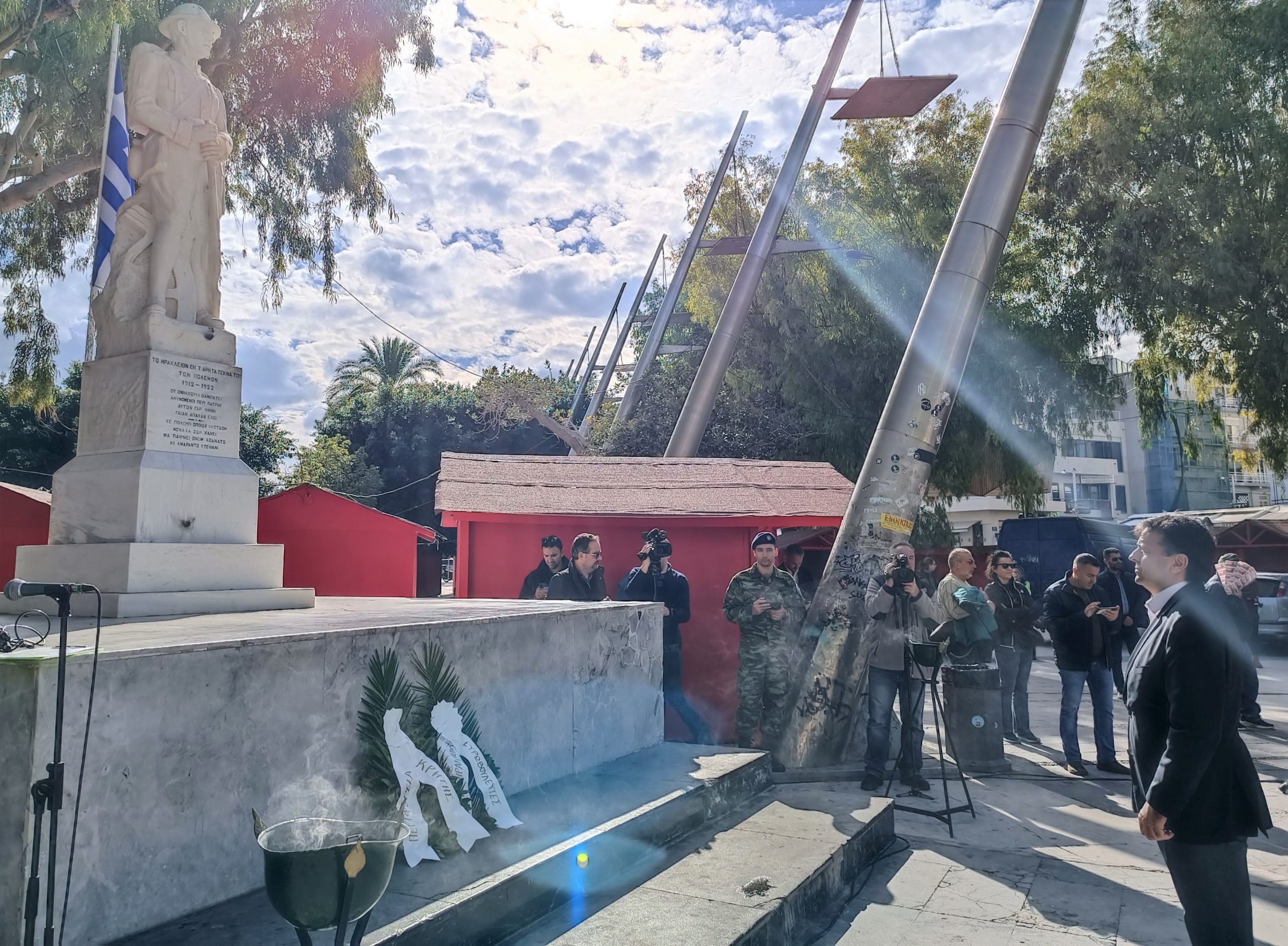Με επιμνημόσυνη δέηση και κατάθεση στεφάνων στο Μνημείο του Άγνωστου ...