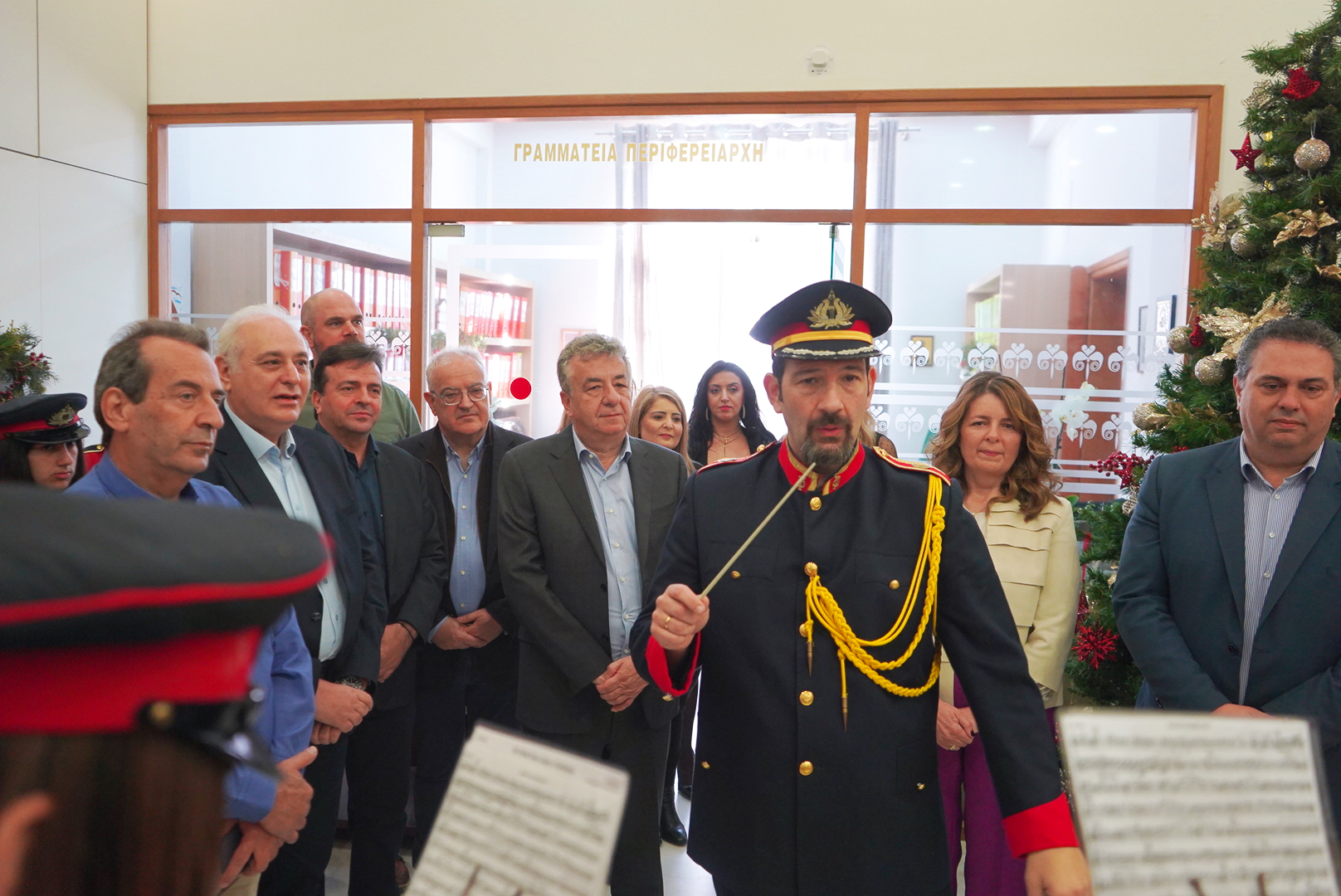 Ευχές και κάλαντα στον Περιφερειάρχη Κρήτης για τα Χριστούγεννα (ΦΩΤΟ ...