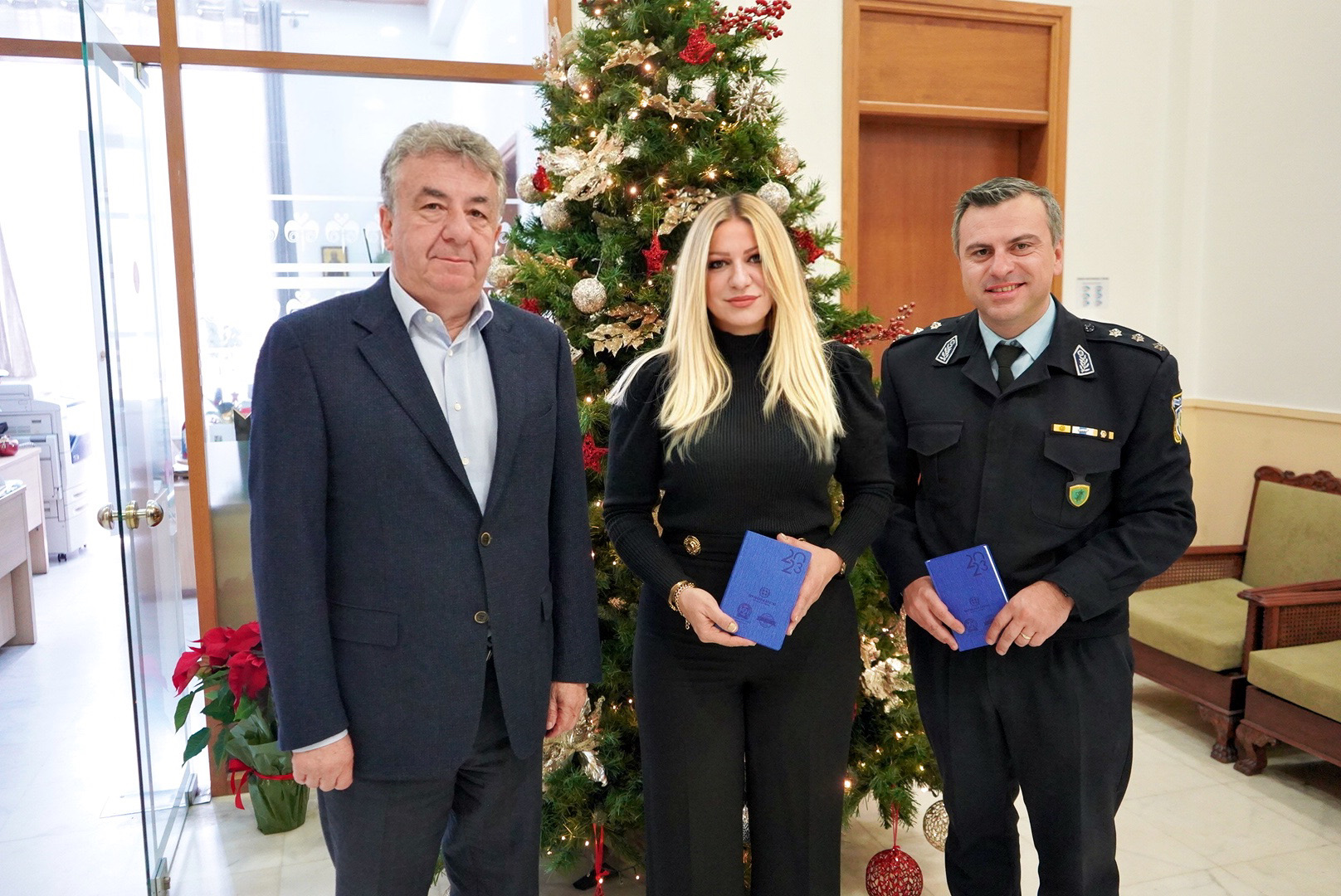 Ο Διοικητής της Τροχαίας και η Πρόεδρος Επισιτισμού Ηρακλείου ...