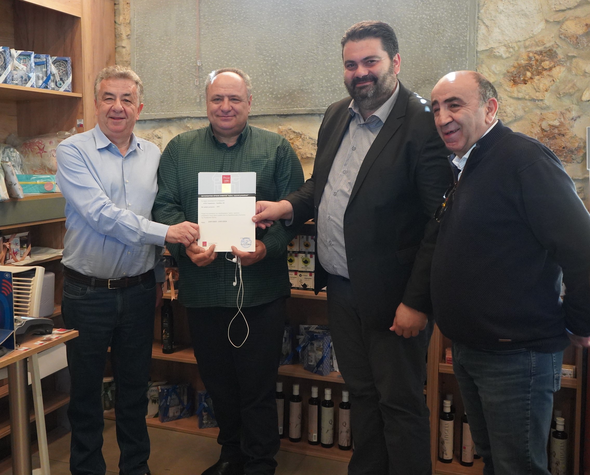Πιστοποιήθηκε με το σήμα «κρητικό μπακάλικο» το υπεραστικό ΚΤΕΛ ...
