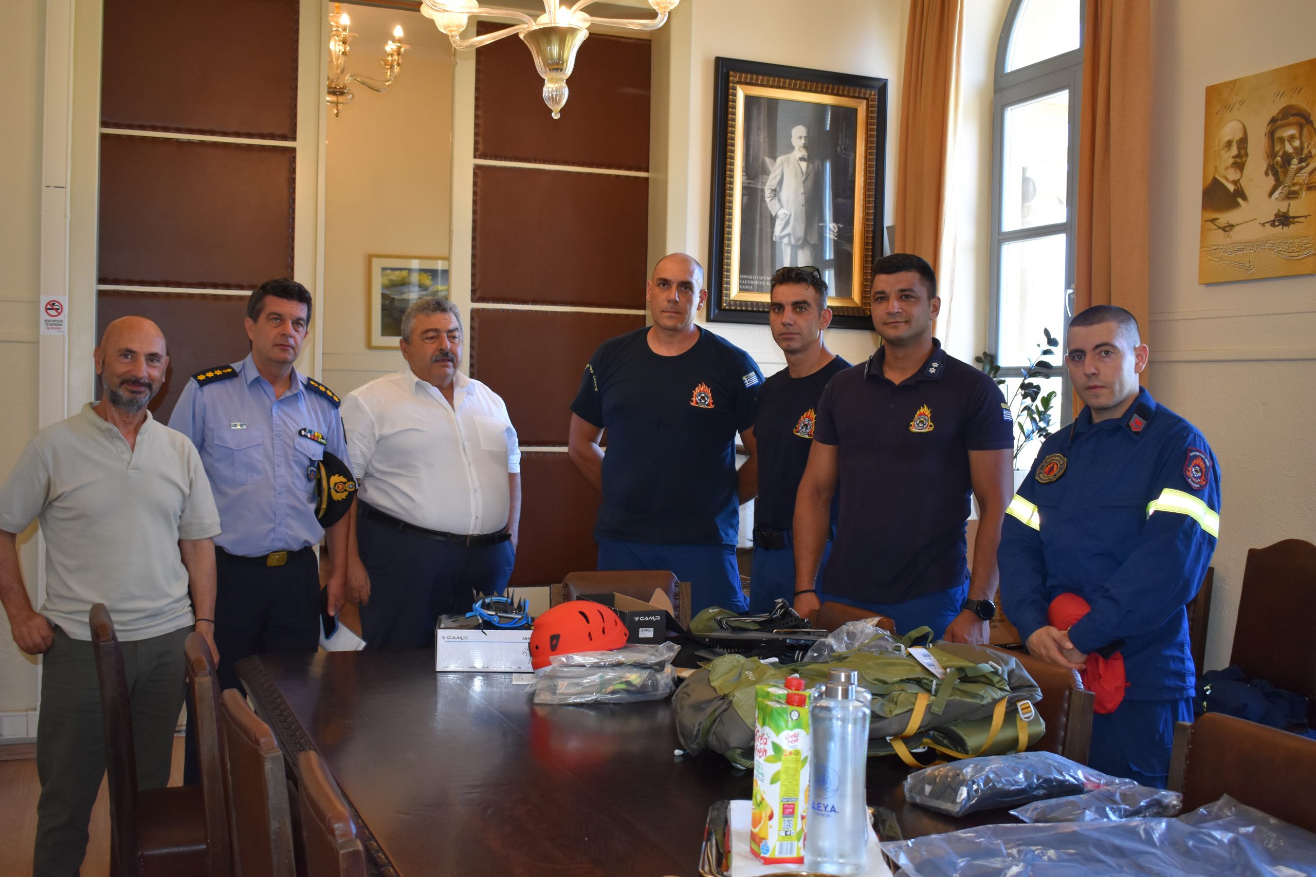 Παράδοση διασωστικού εξοπλισμού - Crete.gov.gr
