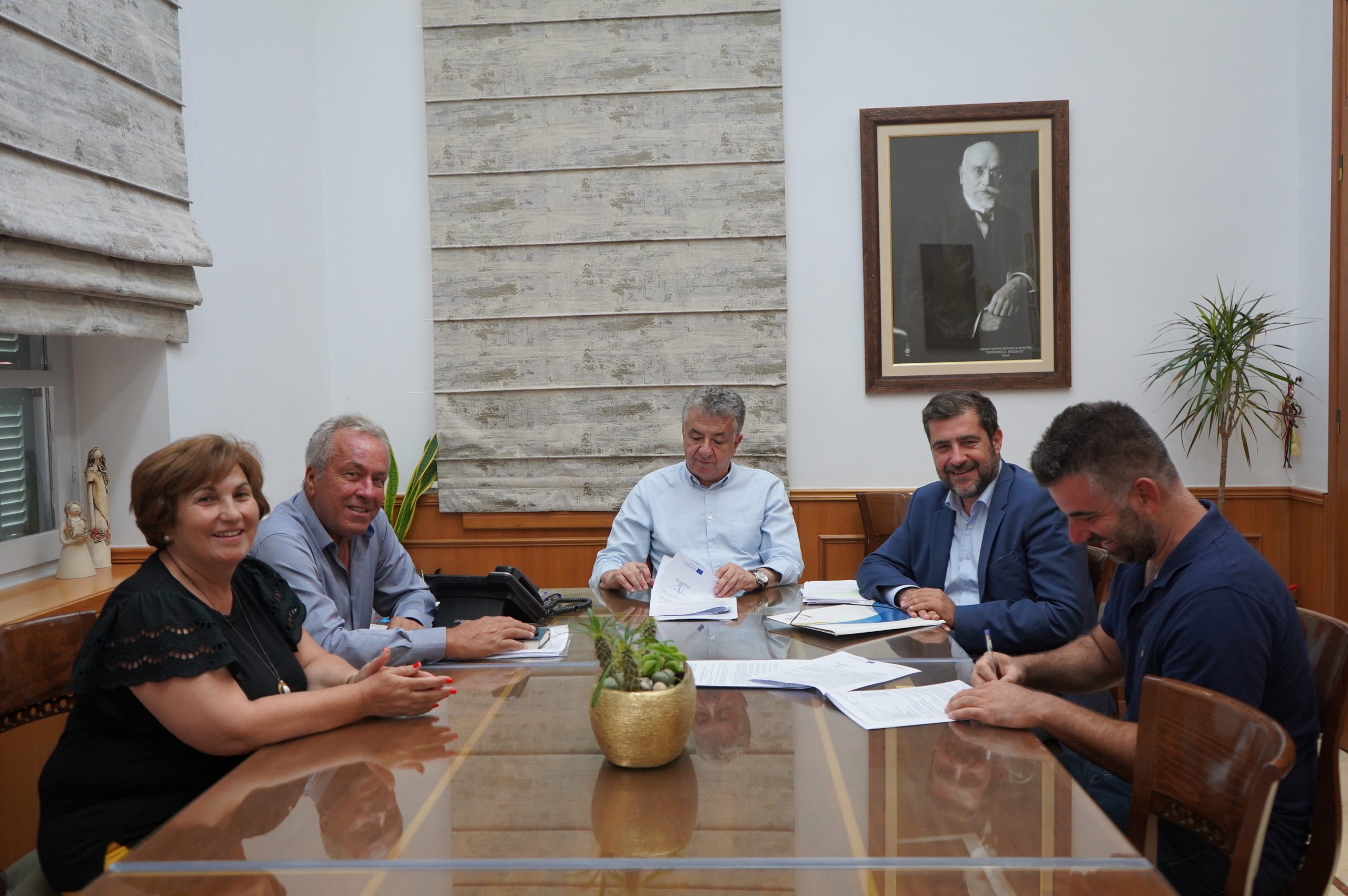 Υπογραφή από τον Περιφερειάρχη Κρήτης του έργου βελτίωσης οδικής ...