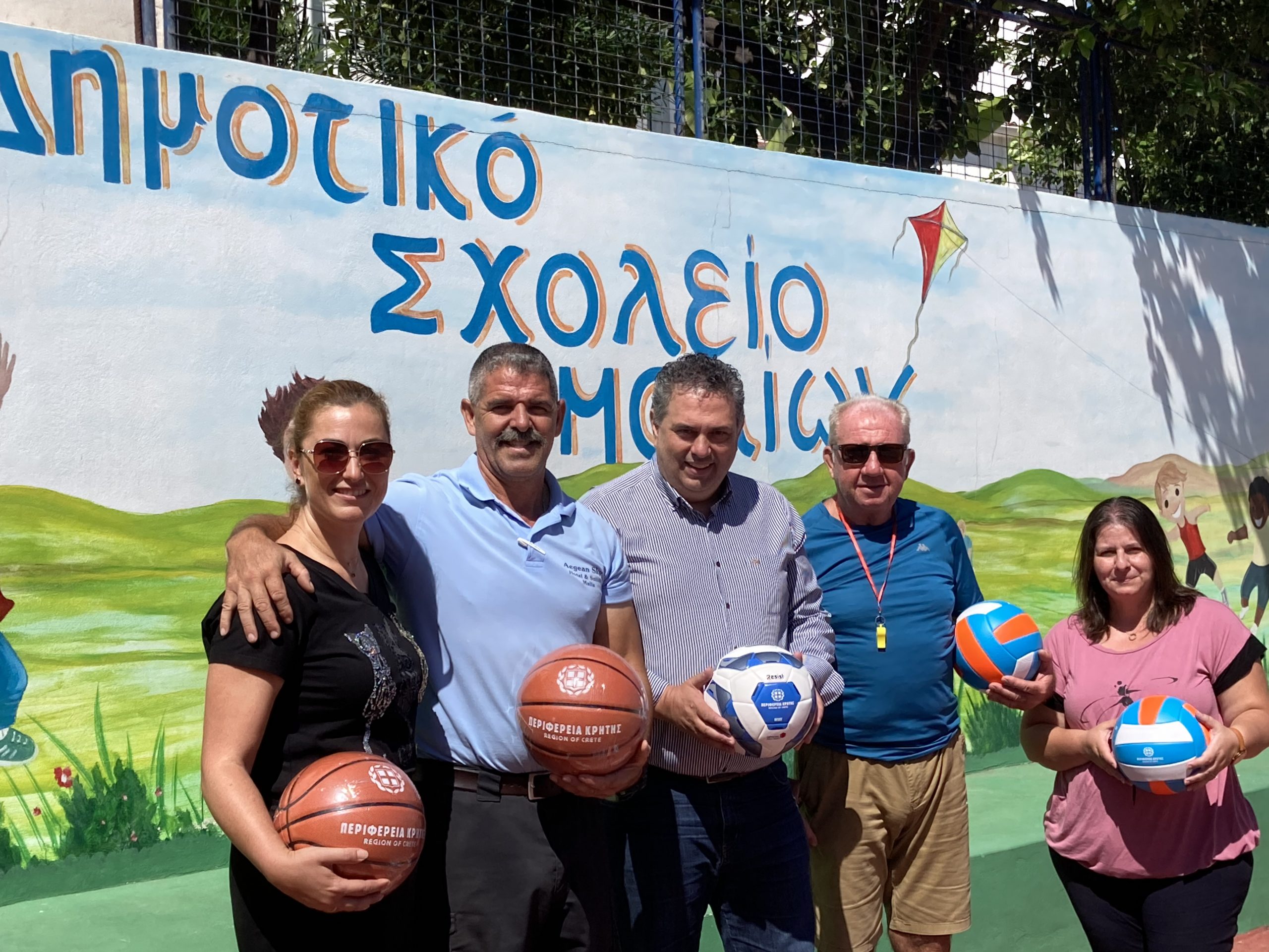 Δυόμιση χιλιάδες μπάλες από την Περιφέρεια Κρήτης στα σχολεία ...