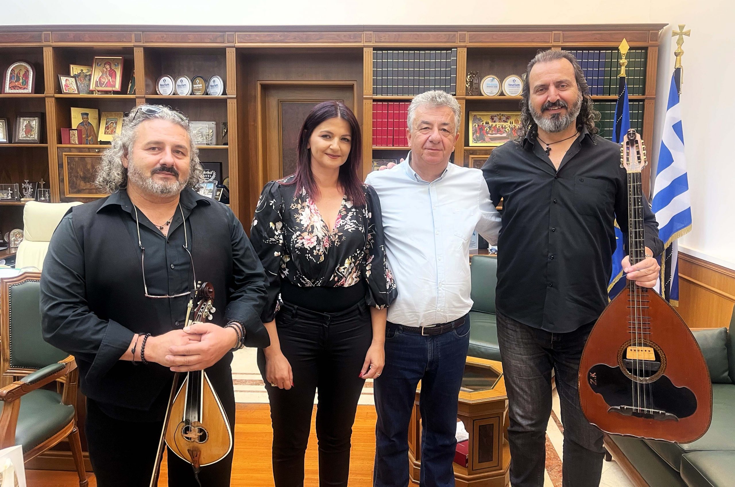 Με κρητική λύρα και λαούτο ευχήθηκαν για την επανεκλογή του στον ...
