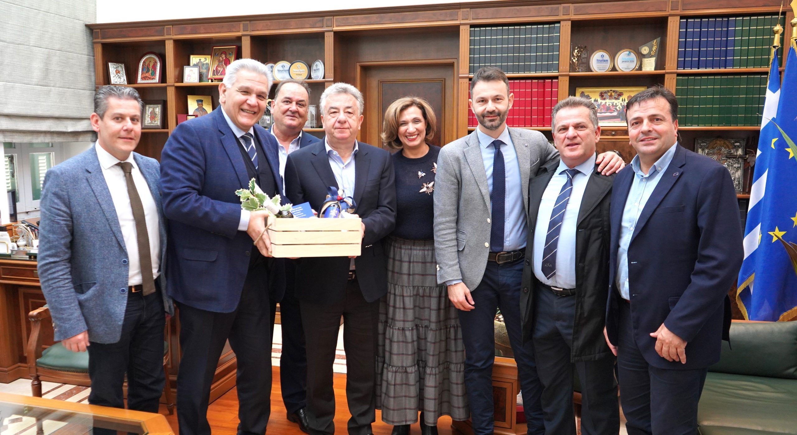Ευχές για τις γιορτές της ΔΕΕΠ Ηρακλείου στον Περιφερειάρχη Κρήτης ...