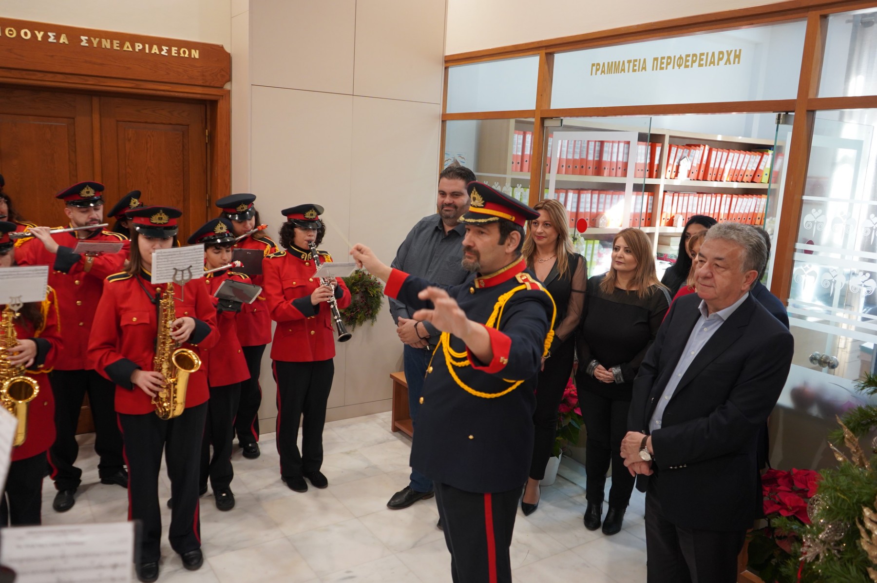 Ευχές και κάλαντα στον Περιφερειάρχη Κρήτης για τα Χριστούγεννα (ΦΩΤΟ ...