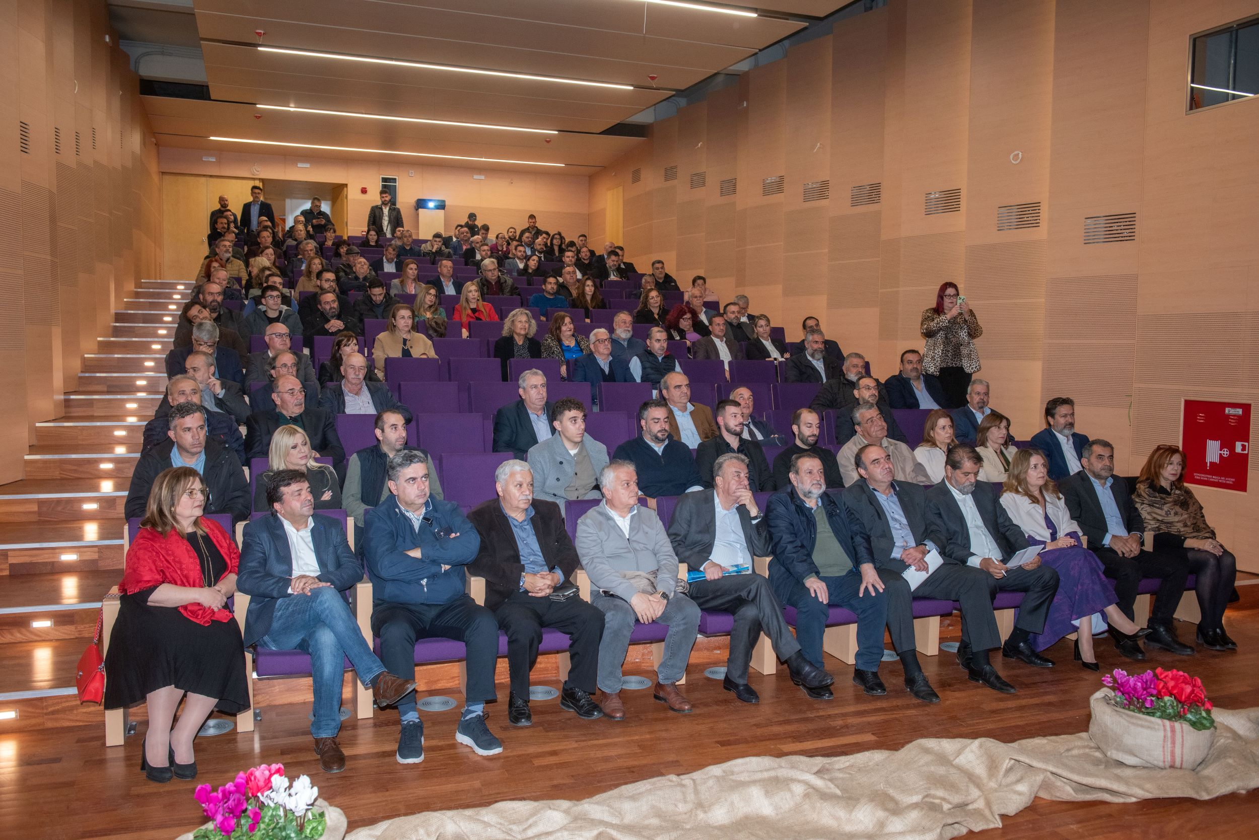Εγκαινιάστηκε το «Κέντρο Ενημέρωσης Αμπέλου & Οίνου» στις Αρχάνες ...