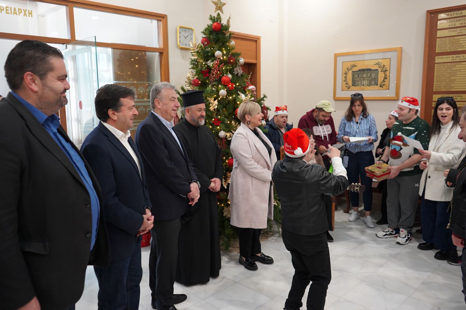 Τα κάλαντα των Χριστουγέννων έψαλαν σήμερα στον Περιφερειάρχη Κρήτης τα ...