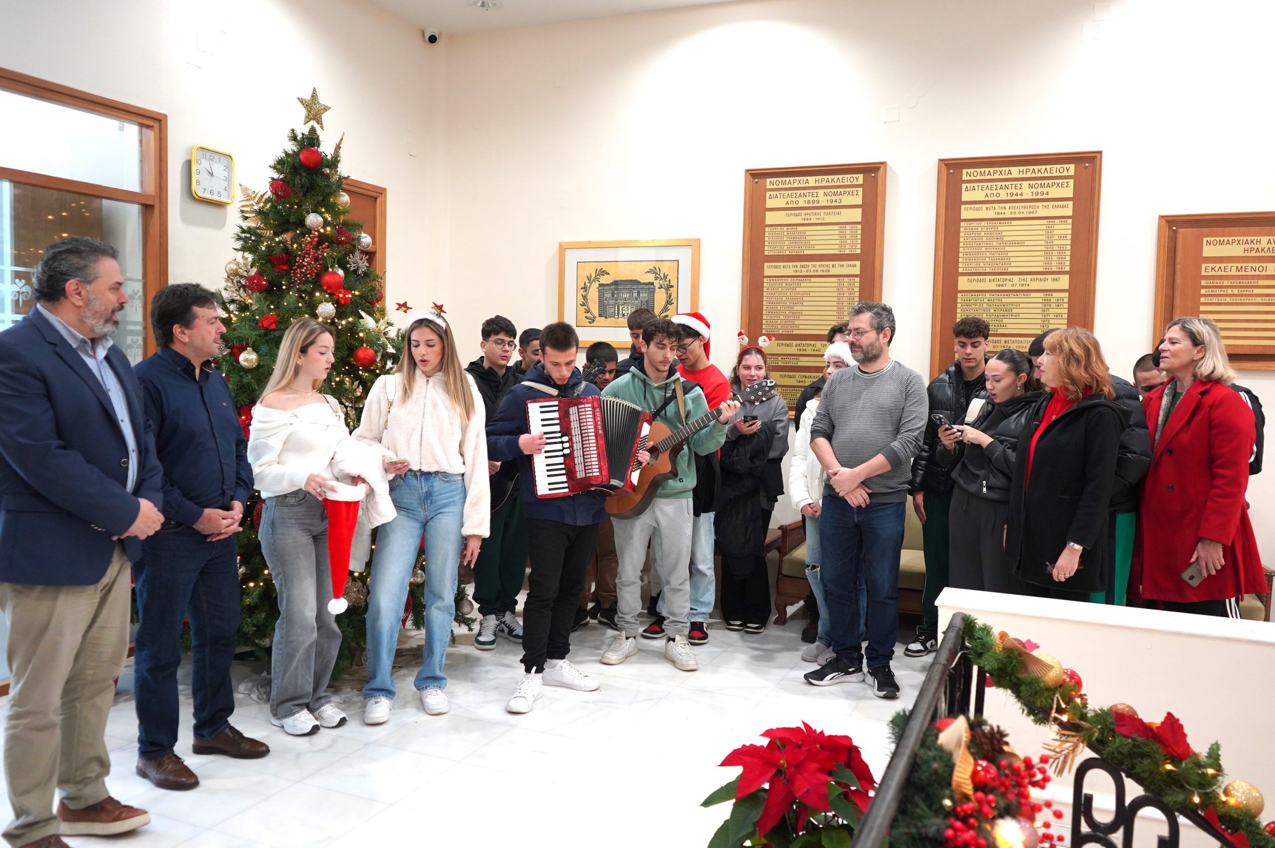 Χριστουγεννιάτικα κάλαντα στην Περιφέρεια από το ΓΕΛ Αλικαρνασσού ...