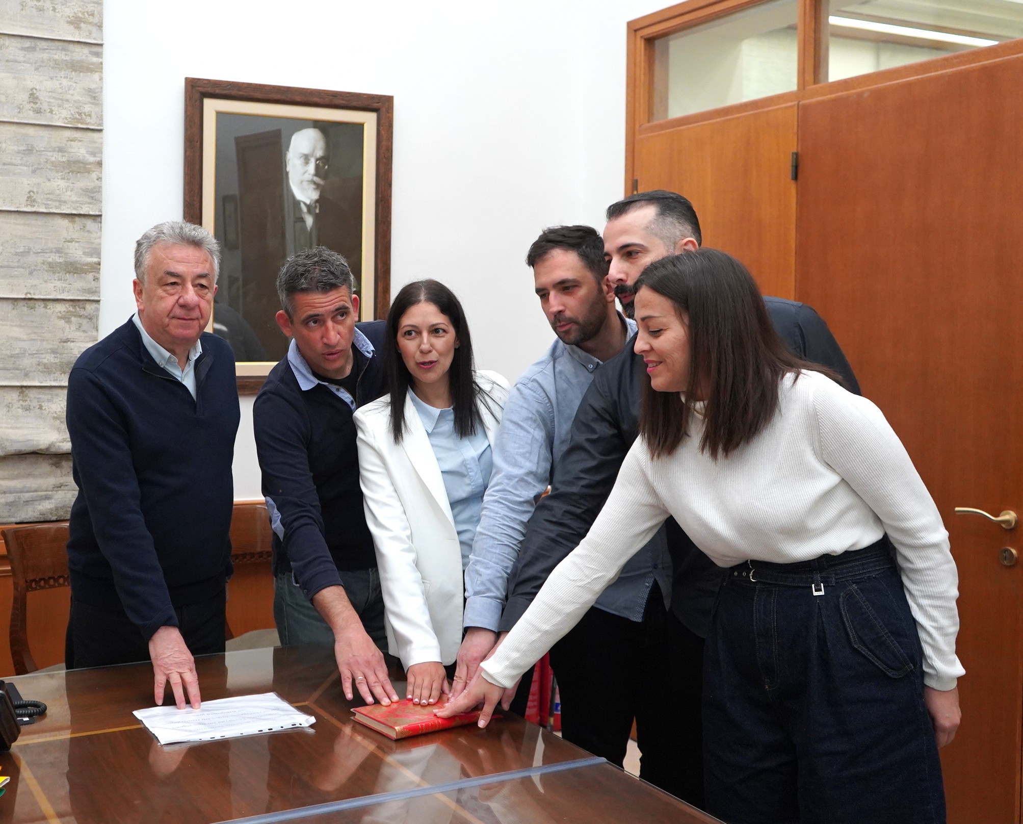 Ορκωμοσία 6 νέων υπαλλήλων στην Περιφέρεια Κρήτης - Crete.gov.gr