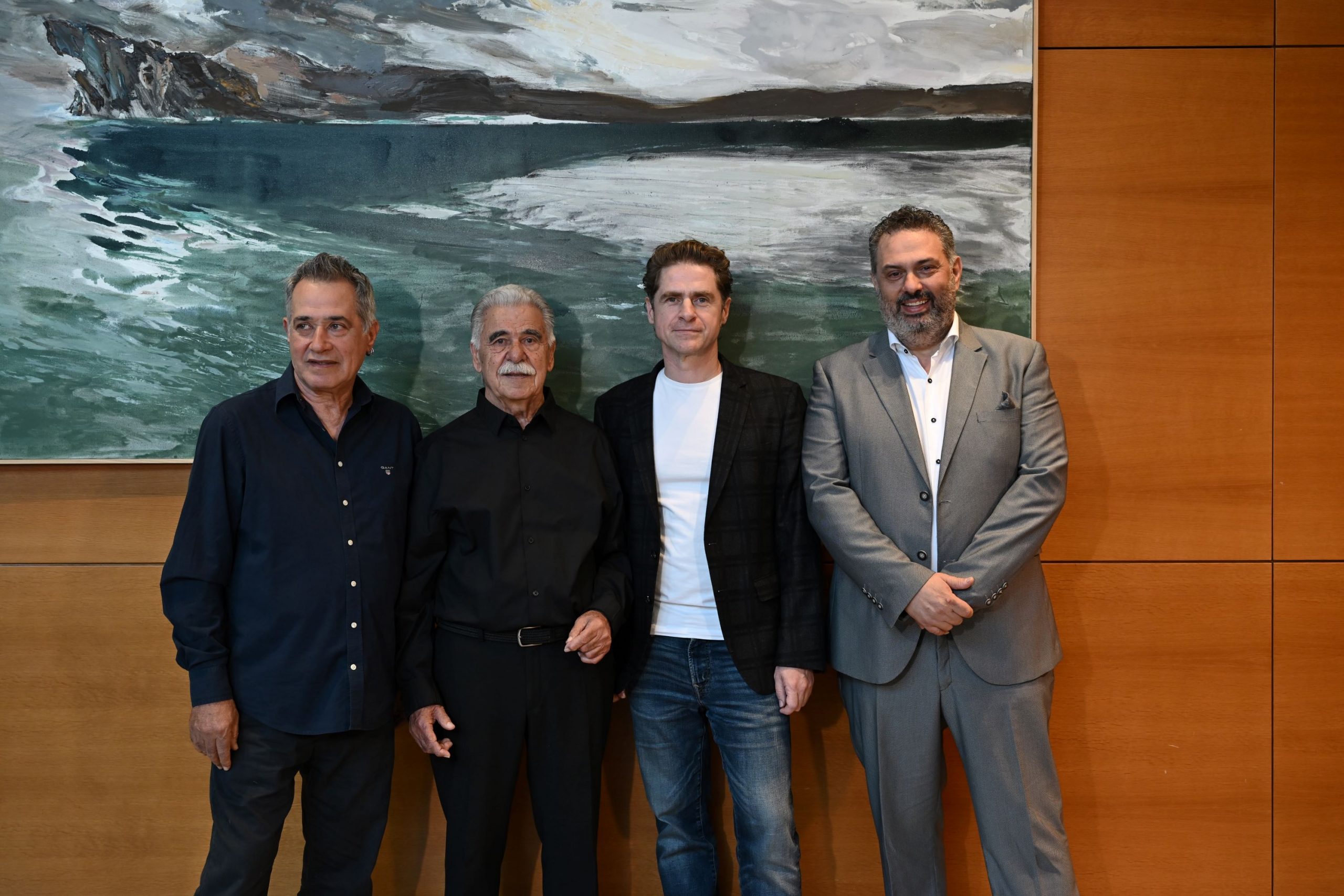 Συγκίνηση και χειροκροτήματα στο Μέγαρο Μουσικής. Αφιέρωμα στο Βασίλη ...