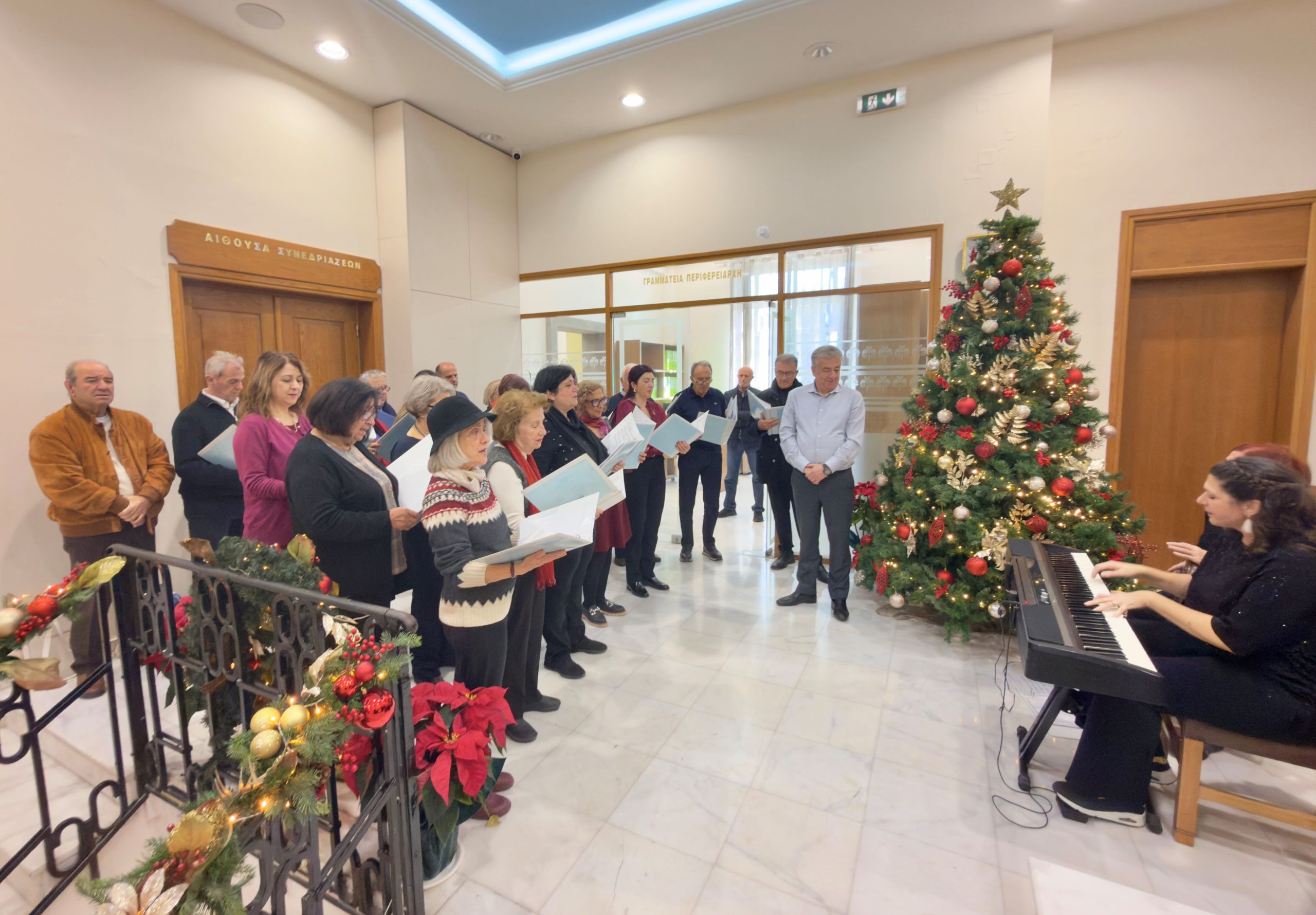 Τα κάλαντα από τη χορωδία «Ιωνία Αηδών» στην Περιφέρεια Κρήτης - Crete ...